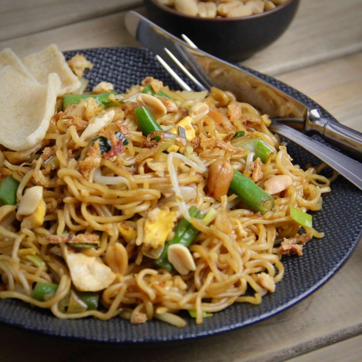 Vegetarische mie goreng. Lekkere Indonesische wok noedels| Eetman