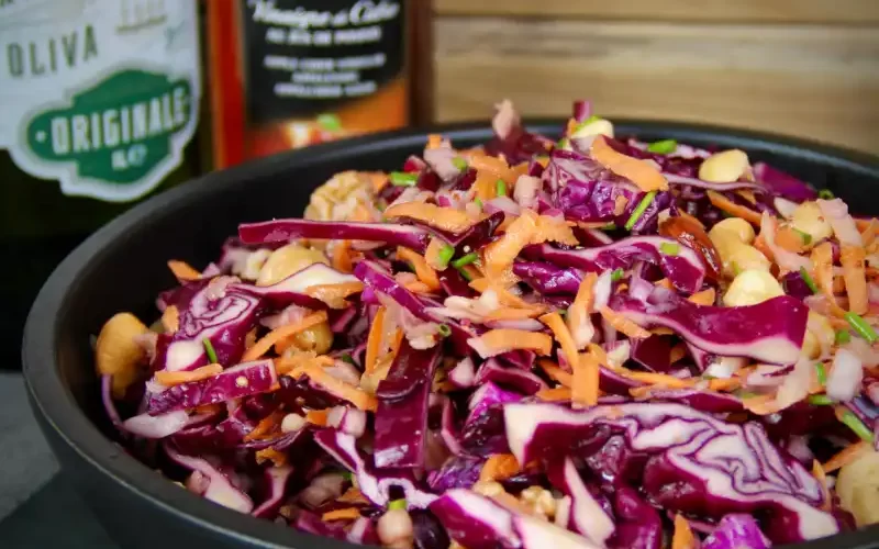 Rode kool salade met appel, waspeen en noten| Eetman