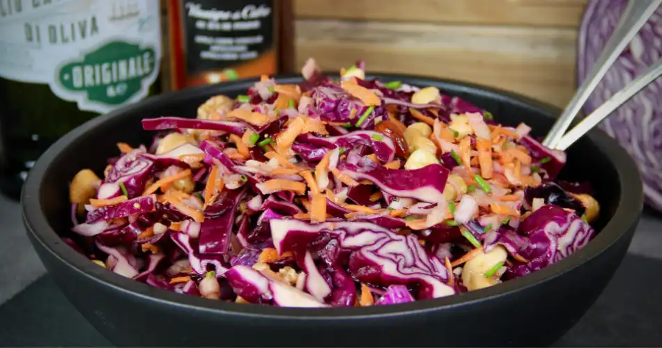 Rode kool salade met appel, waspeen en noten| Eetman
